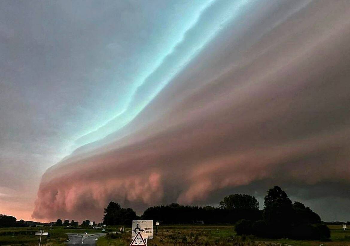 Les impressionnantes images de l'arcus, cet inquiétant nuage qui a ...