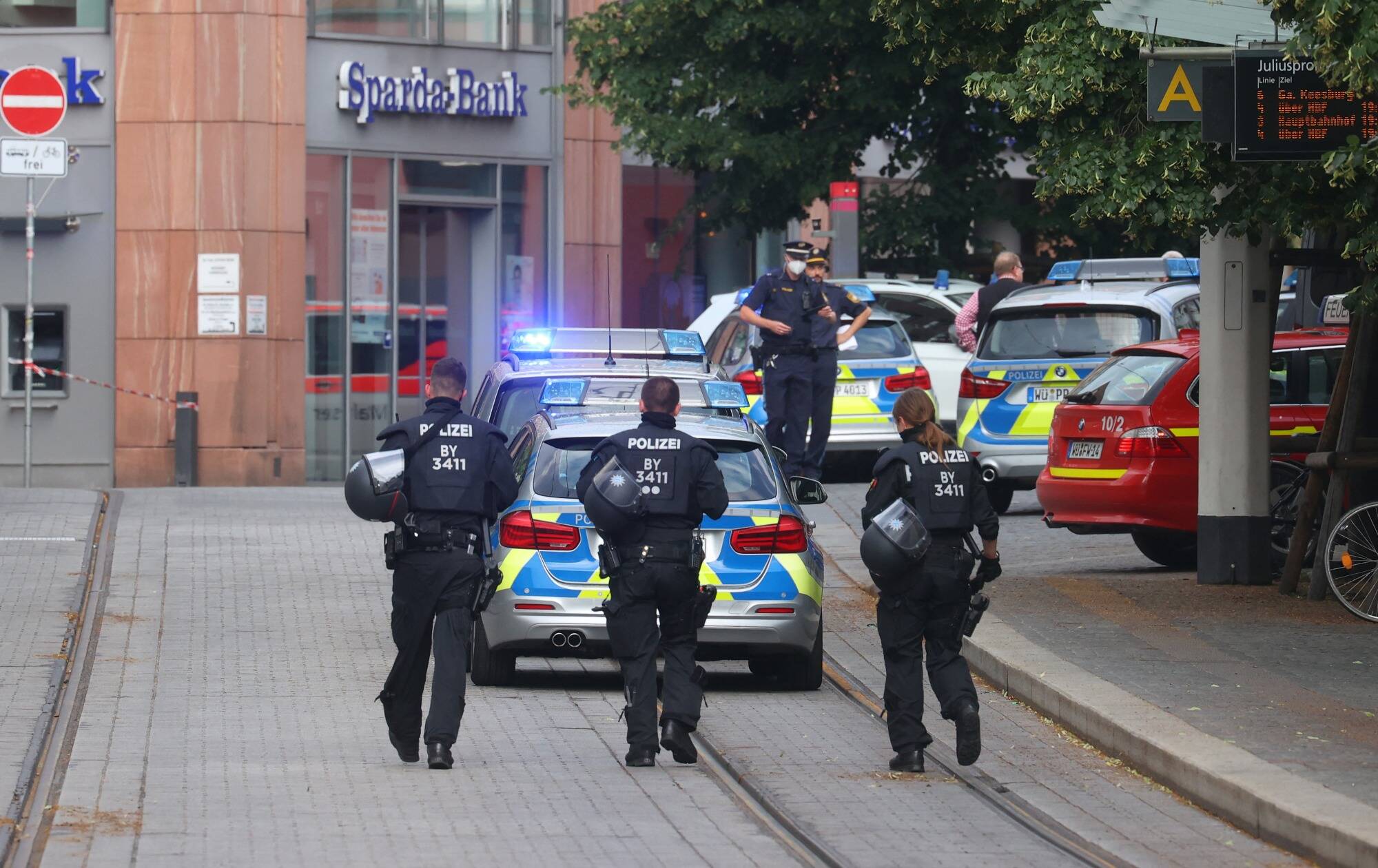 Trois Personnes Tuées Et Cinq Blessés Lors Dune Attaque Au Couteau En
