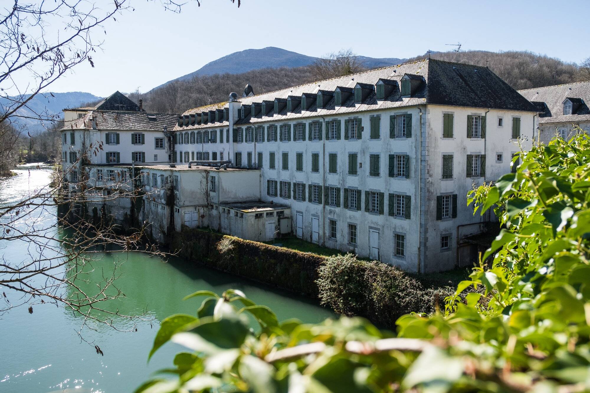 "Il m'a poursuivi même à l'infirmerie": un ancien élève de Notre-Dame ...