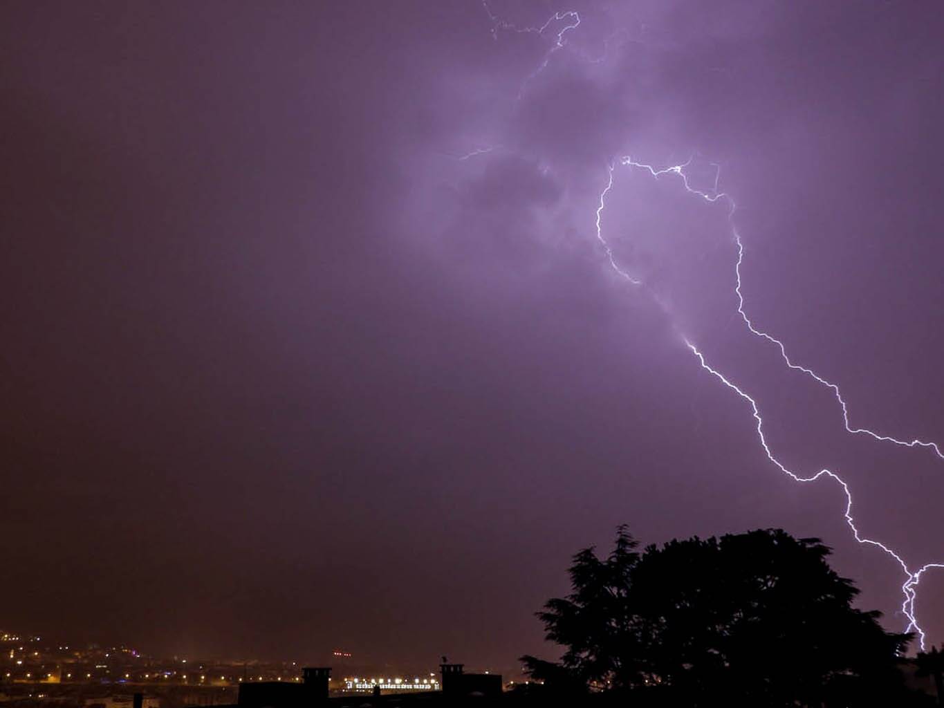 Vos images du puissant orage qui a arrosé la Côte d'Azur ce dimanche au ...