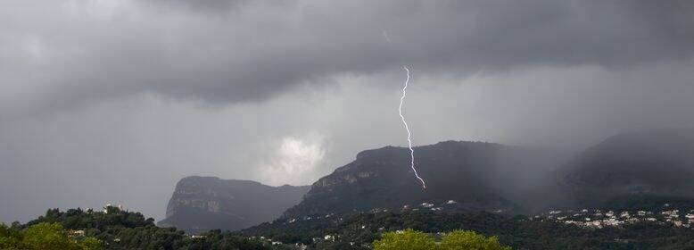 Gros orage dans les Alpes-Maritimes: des centaines d'éclairs déjà ...