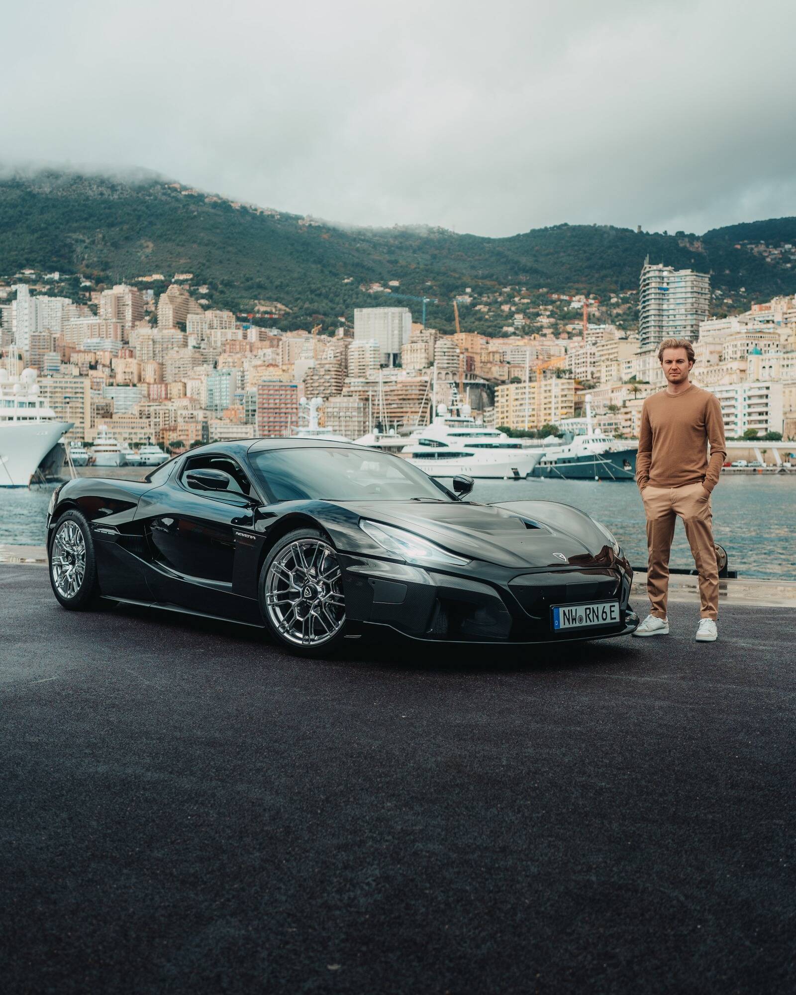 Le pilote Nico Rosberg s'affiche avec la voiture électrique la plus ...