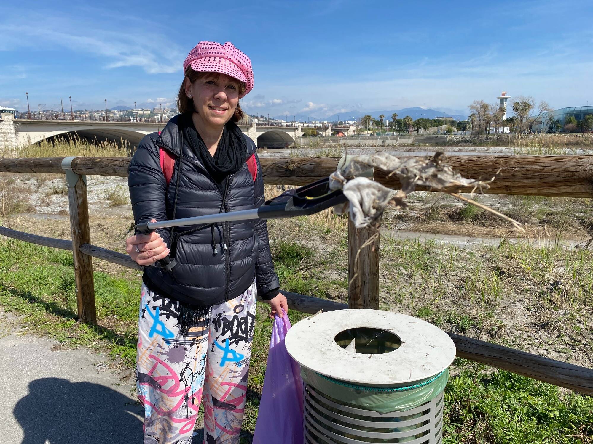 Cette Azuréenne nettoie les espaces verts et abords de trottoirs à côté ...