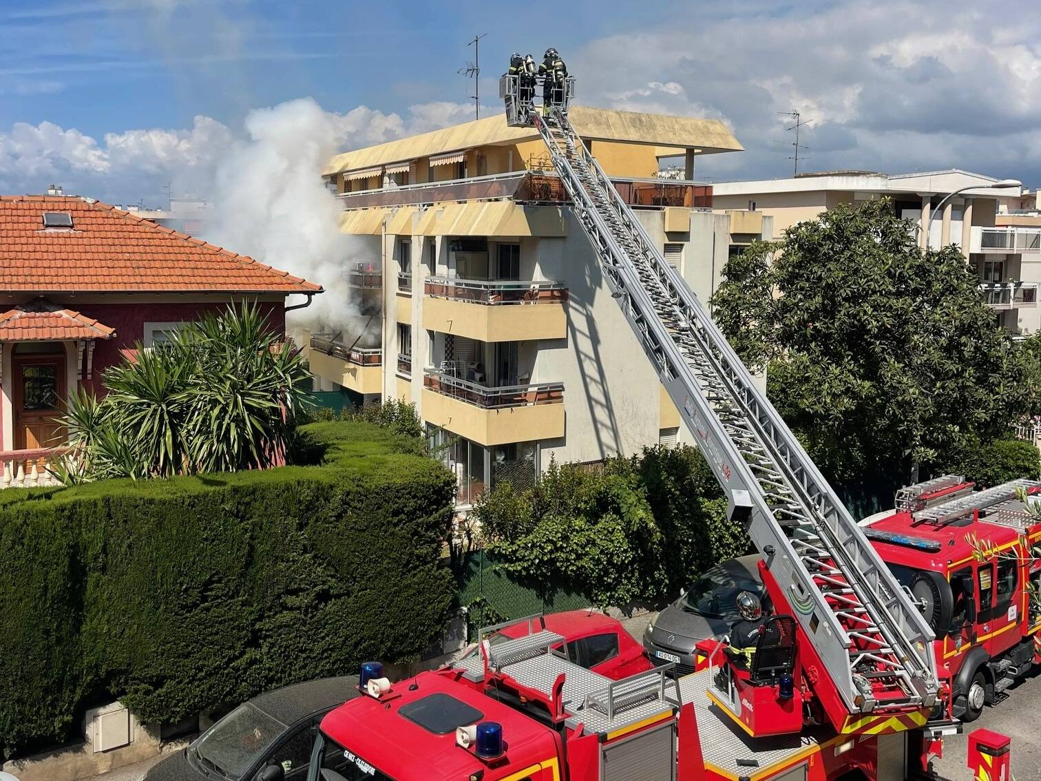 Un feu d'appartement se déclare à Nice, une vingtaine de sapeurs ...