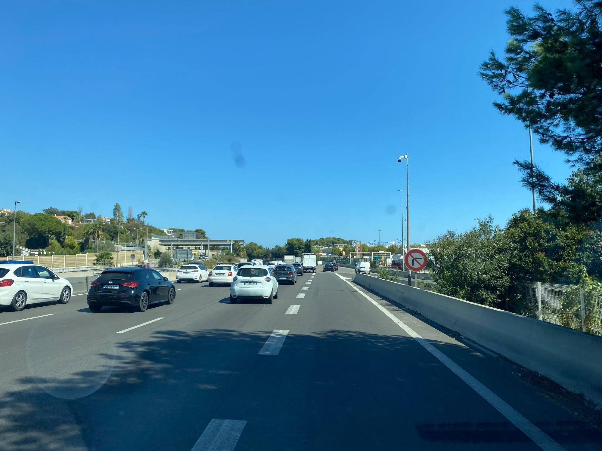 Le trafic fortement ralenti sur l'autoroute A8 entre Antibes et Cagnes ...