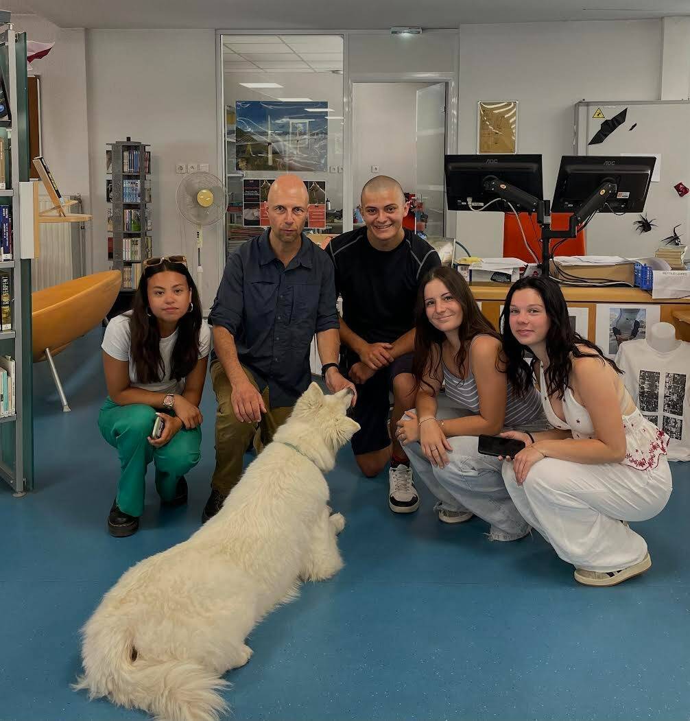 À Antibes, le lycée Léonard de Vinci compte sur le chien Treize pour déstresser ses élèves en ...