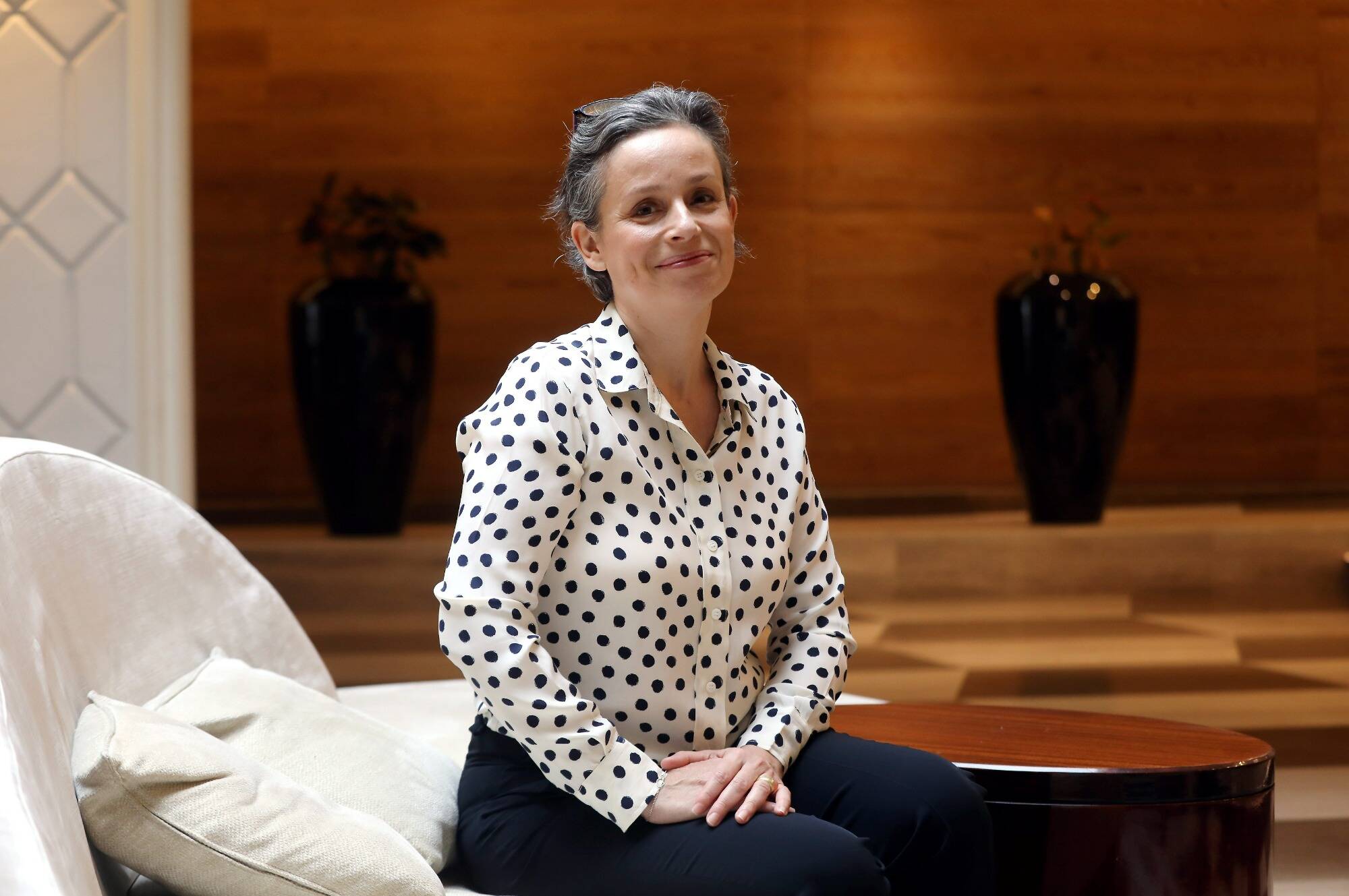 "Une reine plus que parfaite": la journaliste Isabelle Rivère raconte ...