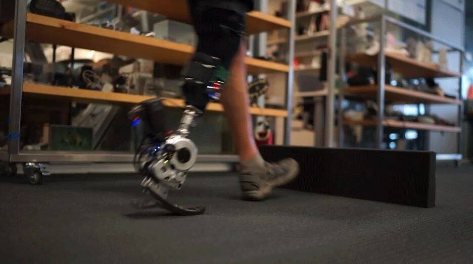 Ils créent une prothèse de jambe qui permet de retrouver un mouvement ...