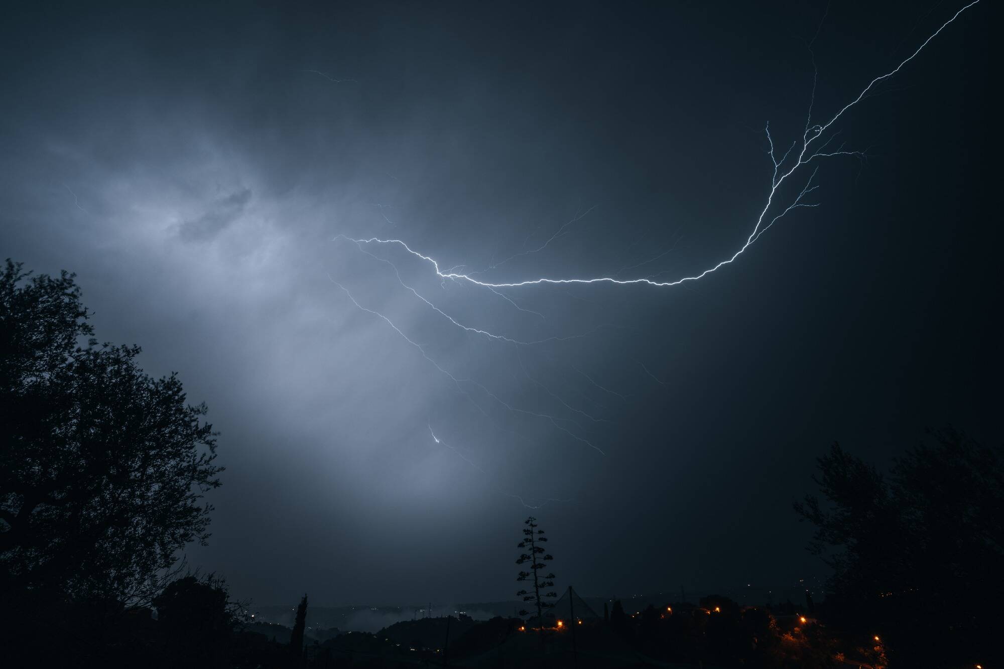 Grêle et foudre: vos images de l'impressionnant orage qui a traversé ...
