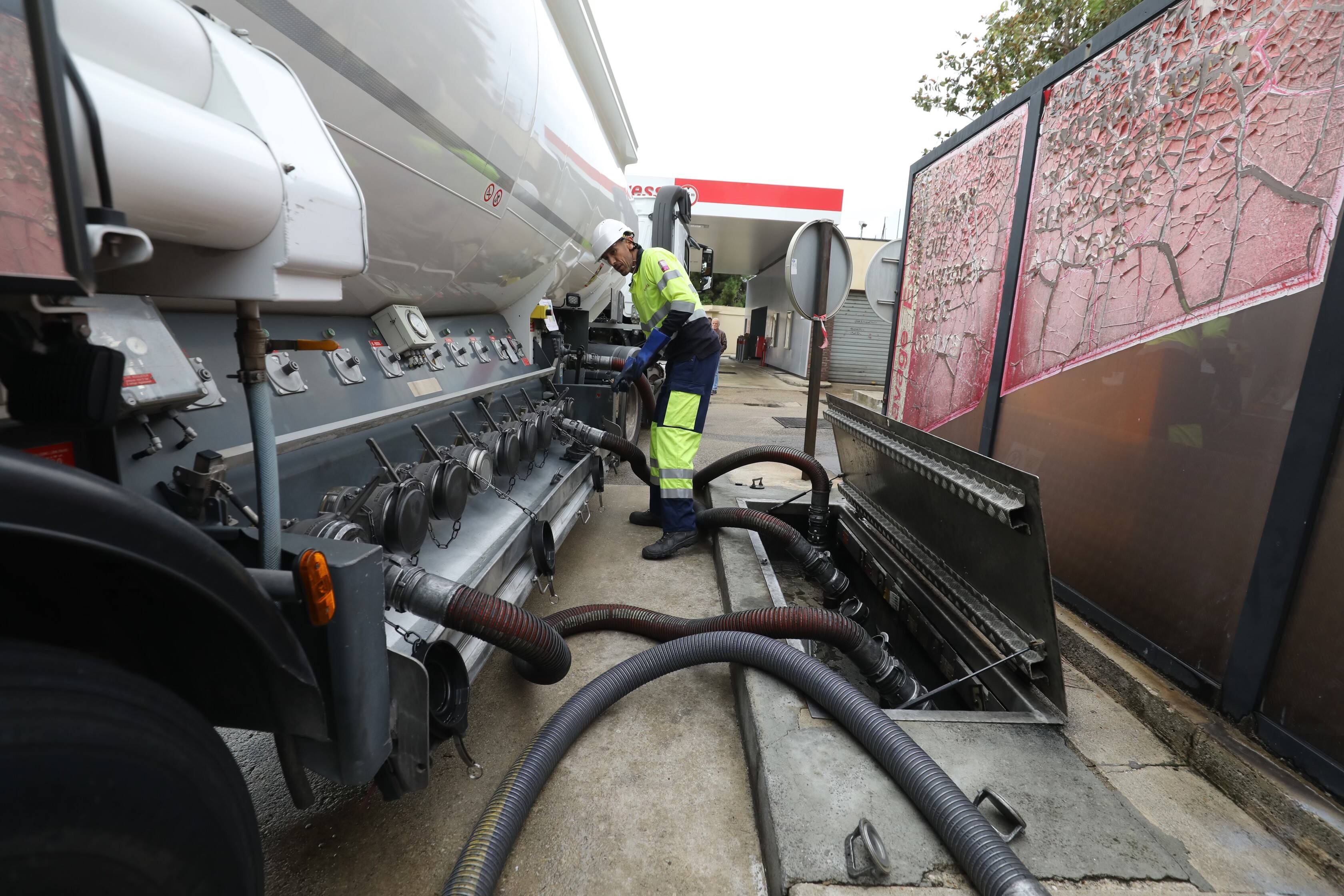 "L’approvisionnement continue dans le Var et les Alpes-Maritimes, mais ...