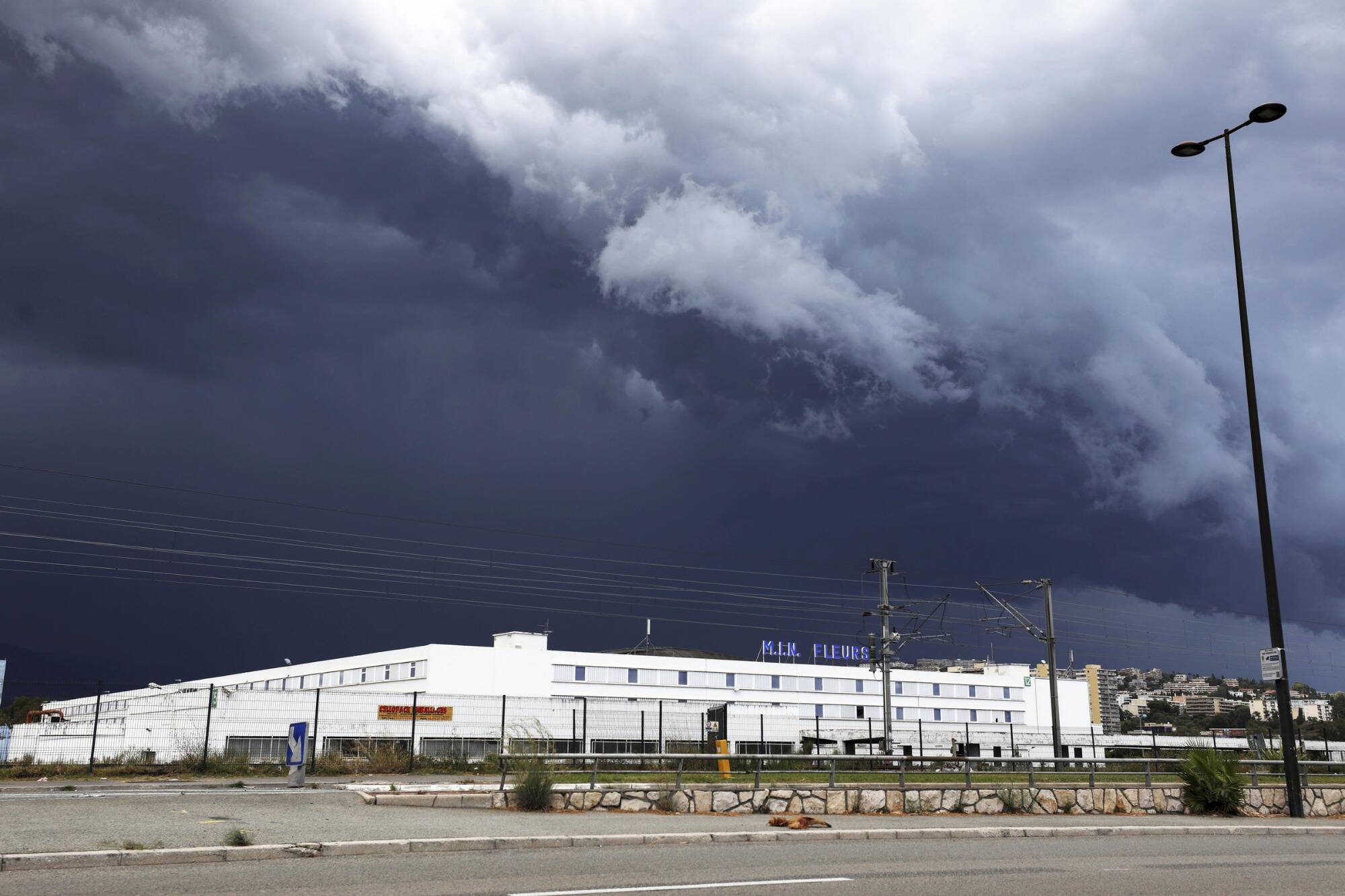 Un ciel d'apocalypse: notre photographe a immortalisé l'orage à Nice ...