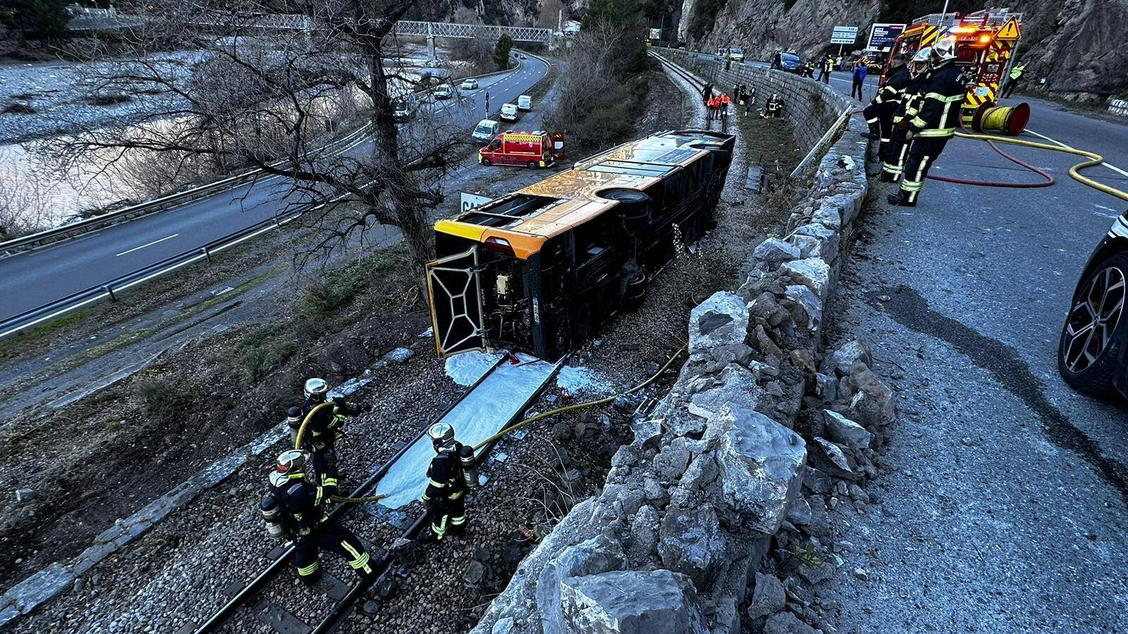 Une chute de plusieurs mètres, trois blessés, circulation perturbée ...