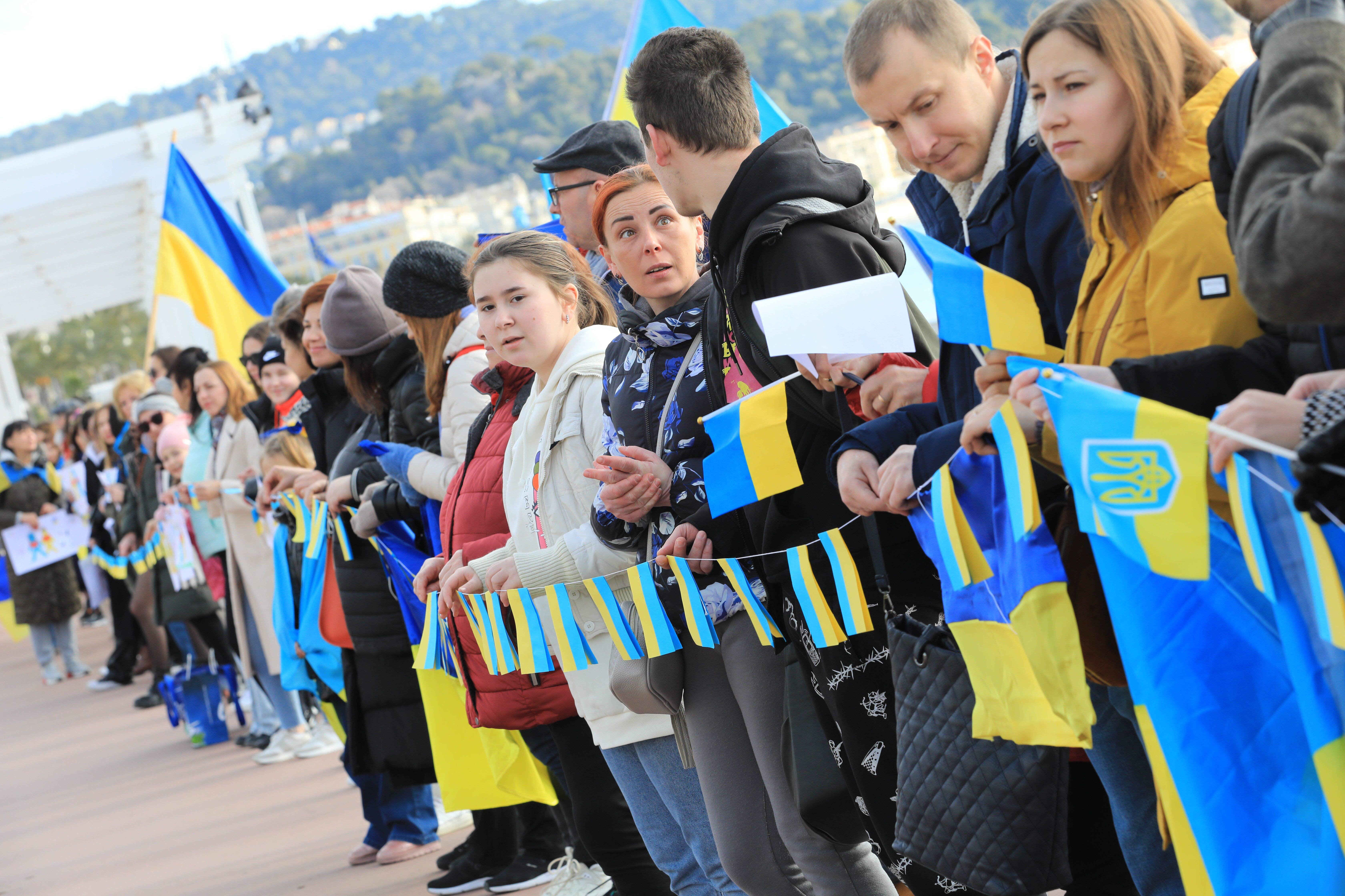 À Nice, une centaine de personnes forment une chaîne humaine pour l ...