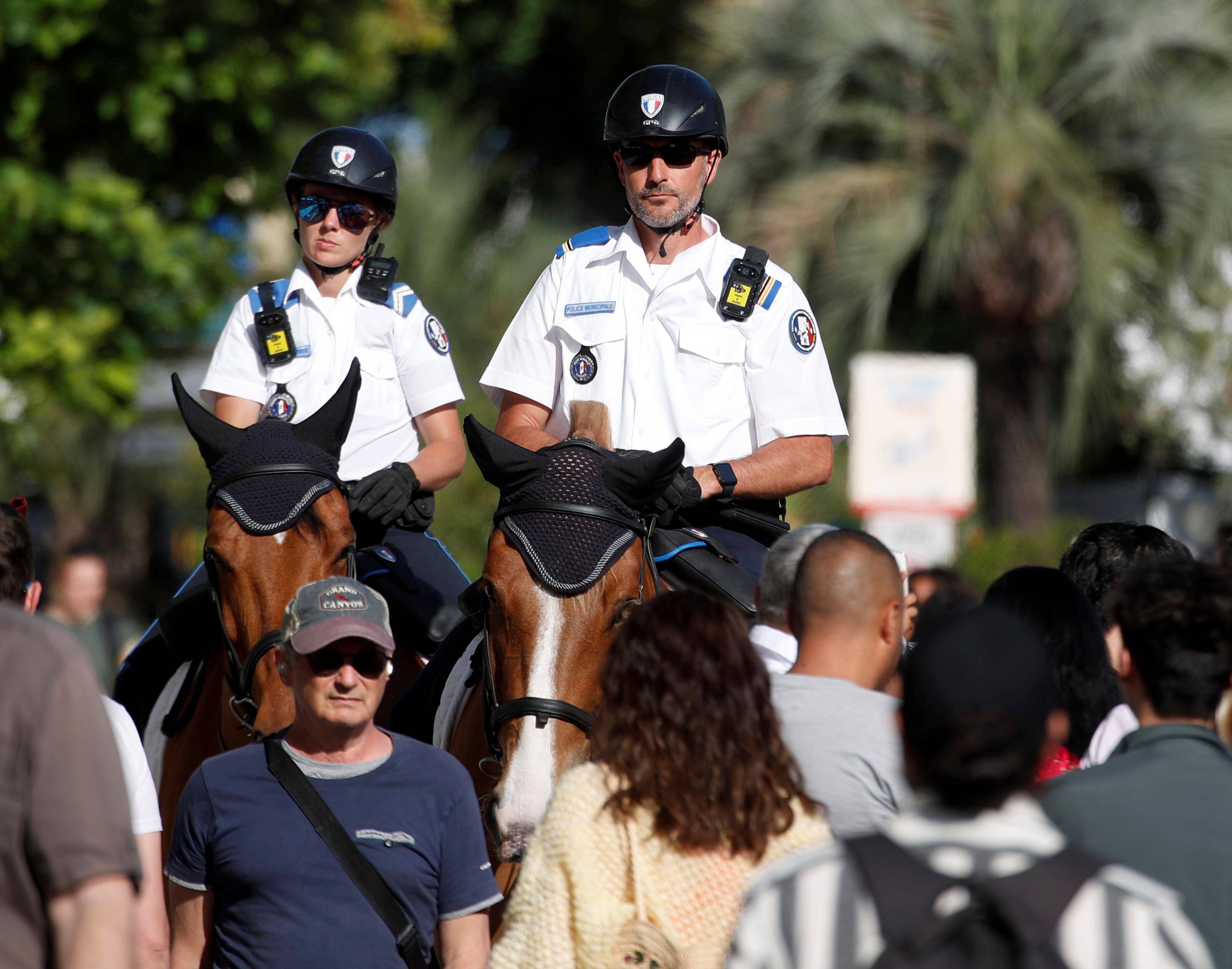 "On voit et on est vus", ils surveillent la Croisette à cheval pendant ...