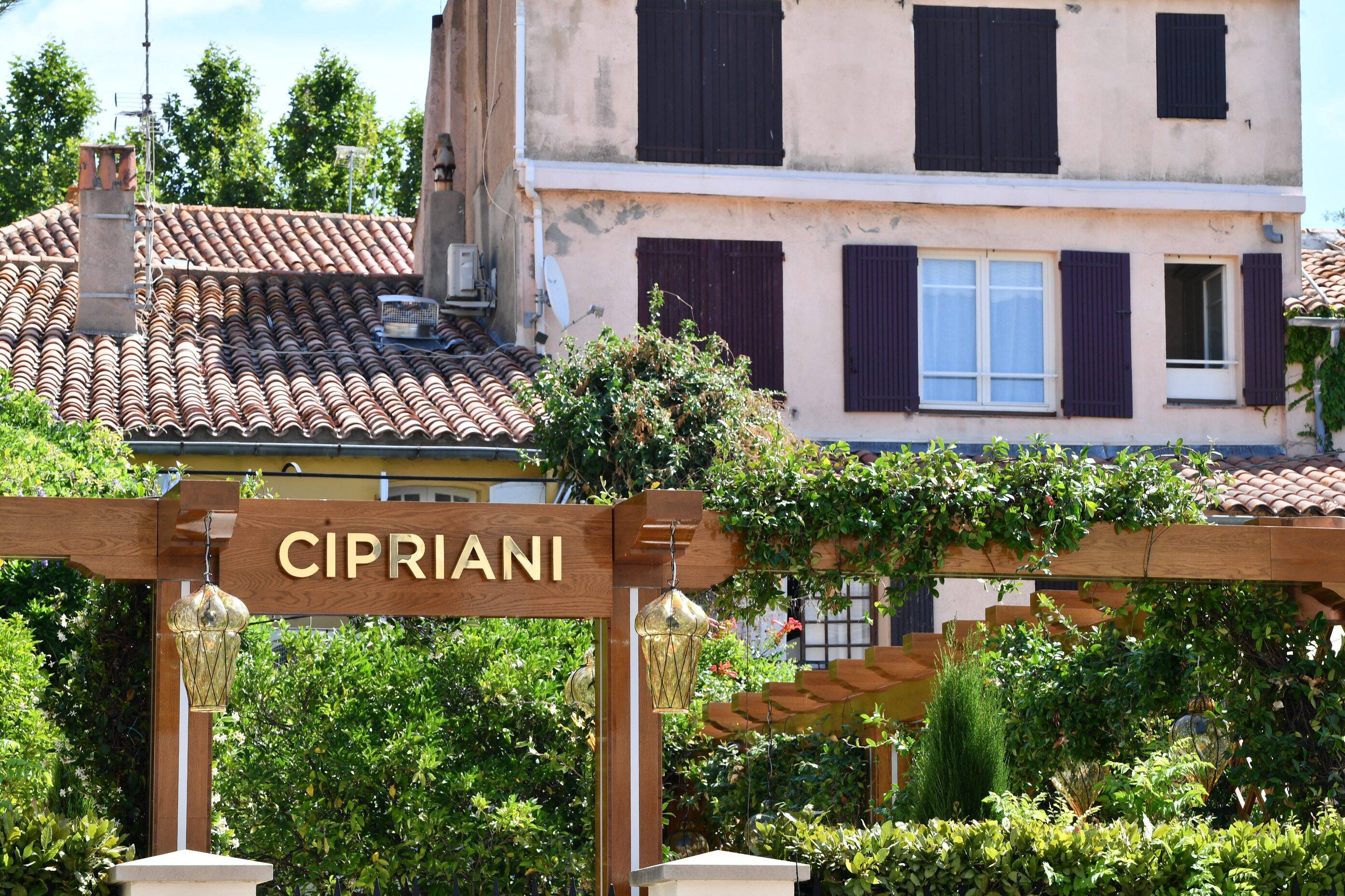 Imbroglio entre le restaurant Cipriani conçu dans un jardin et la ... Imbroglio entre le restaurant Cipriani conçu dans un jardin et la ...