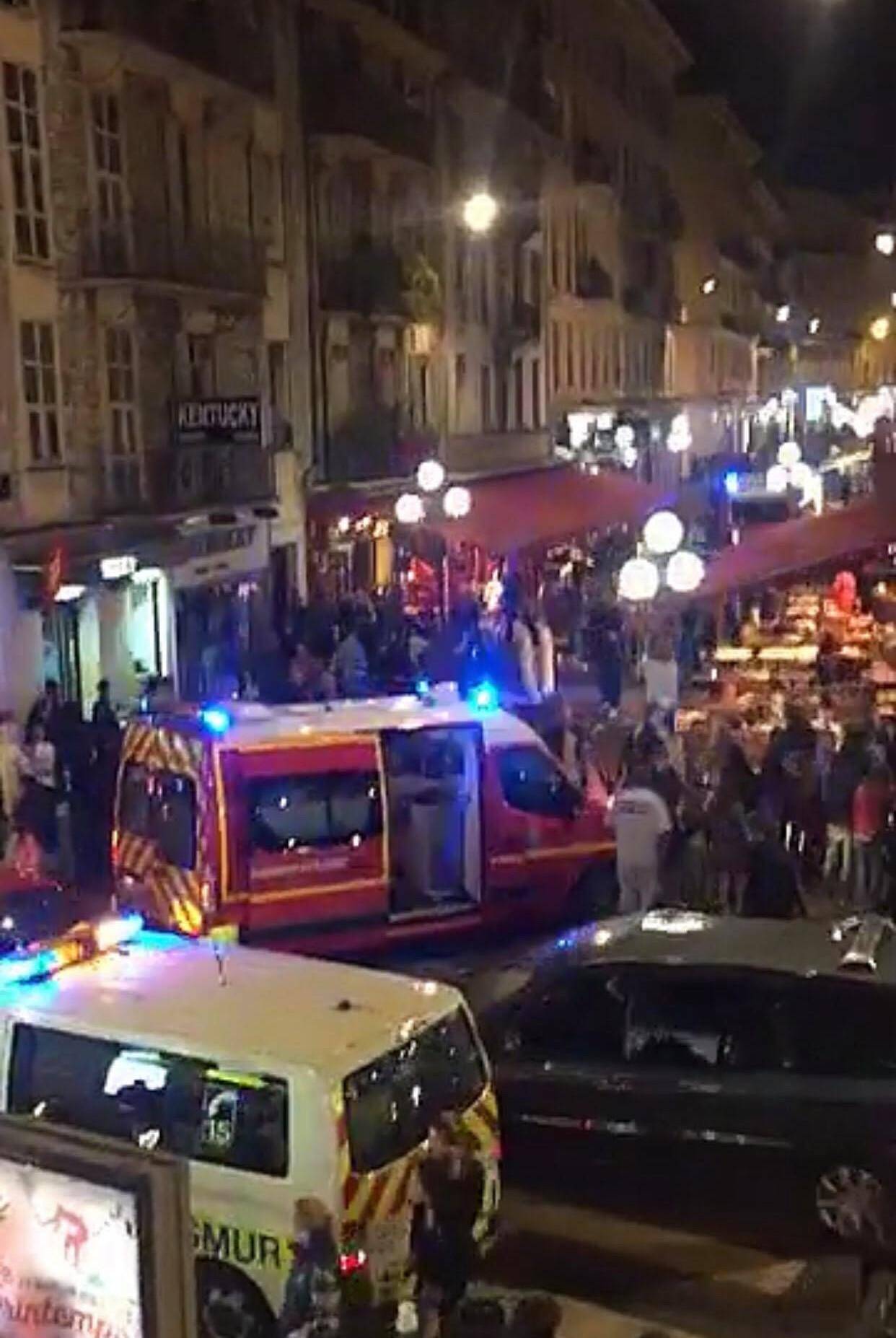 Les images qui montrent la panique qui s'est emparée de la foule lundi ...