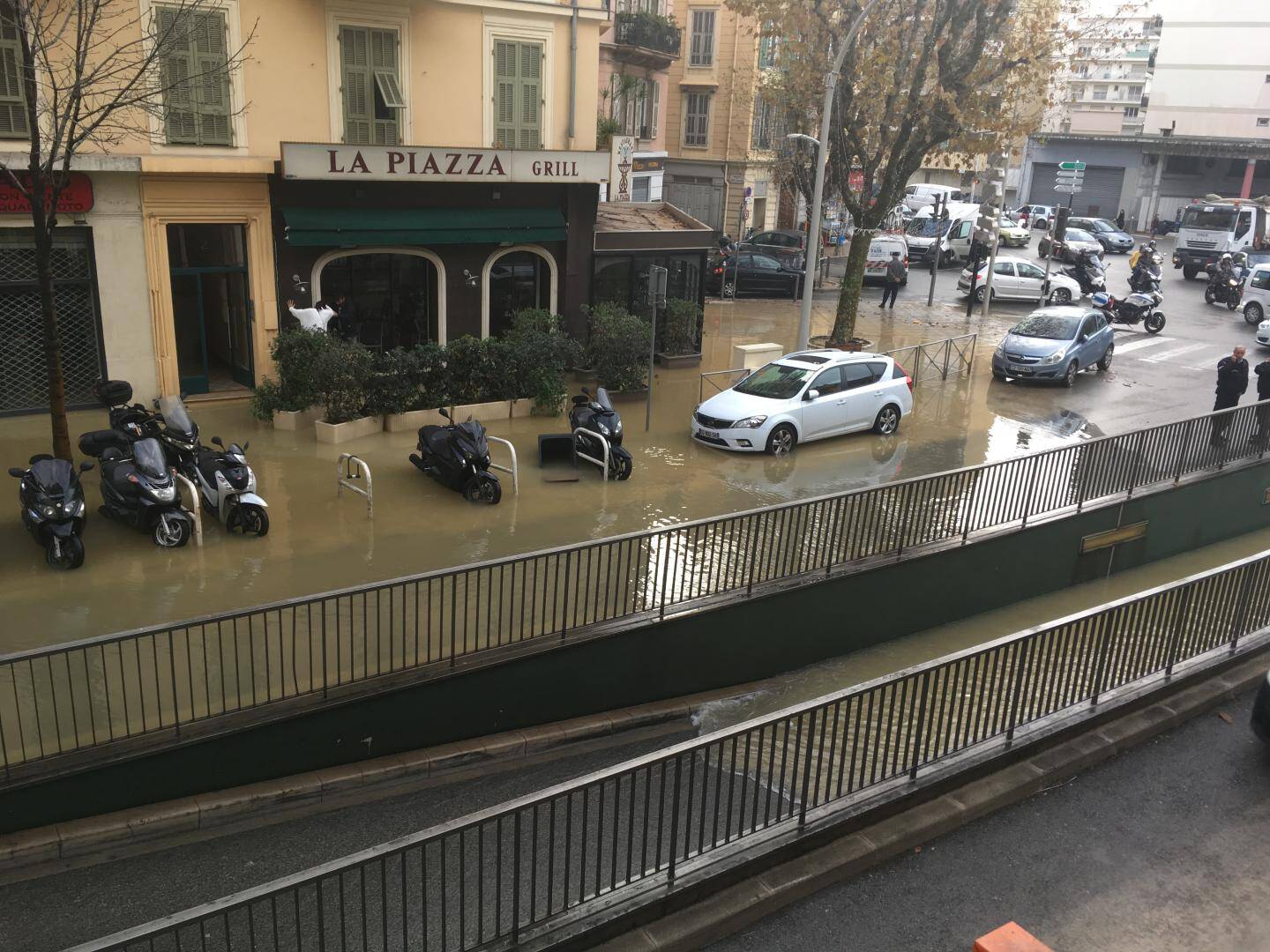 PHOTOS. 11 images de la spectaculaire inondation en plein cœur de Nice ...