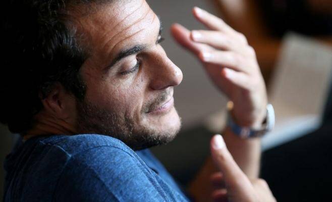 Elle pense être en contact avec le chanteur Amir sur Facebook et se ...