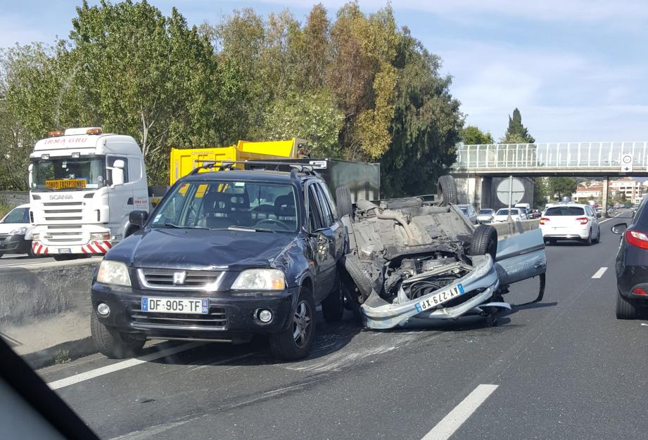 Un spectaculaire accident sur l'A8 perturbe fortement la circulation ...