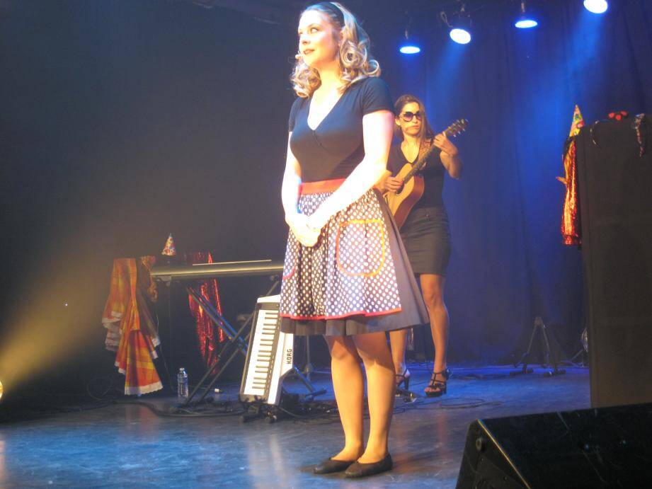 Gros succès pour le spectacle de Constance, reine de l'humour trash ...