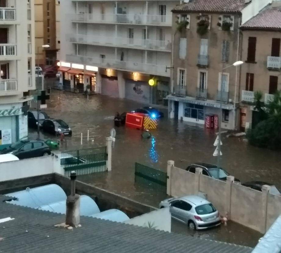 Intempéries dans le Var: les rues inondées, des difficultés importantes ...
