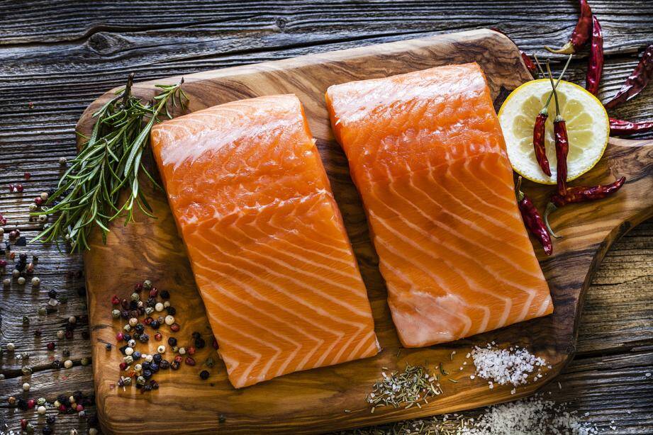 LA RECETTE DU JOUR. Dos de saumon doré au poivre, romarin et châtaignes ...