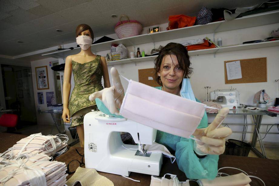 A Cannes, cette couturière des stars fait désormais des masques pour ...