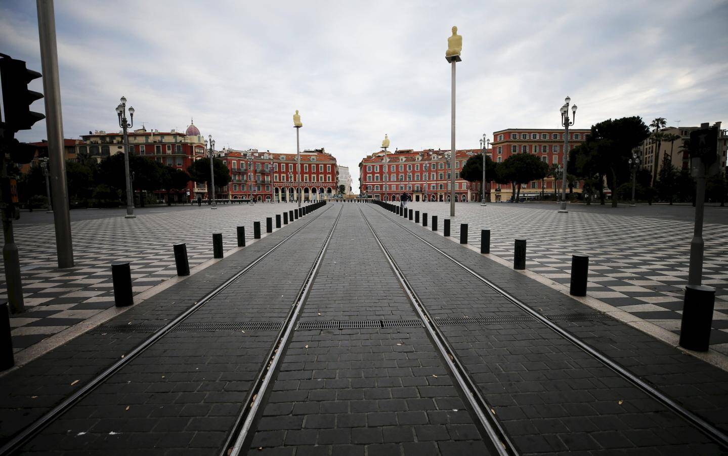 PHOTOS. Les images impressionnantes du confinement de la place Masséna ...