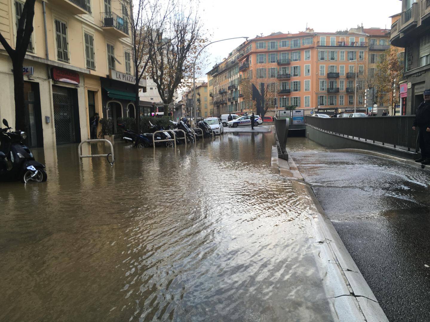 PHOTOS. 11 images de la spectaculaire inondation en plein cœur de Nice ...