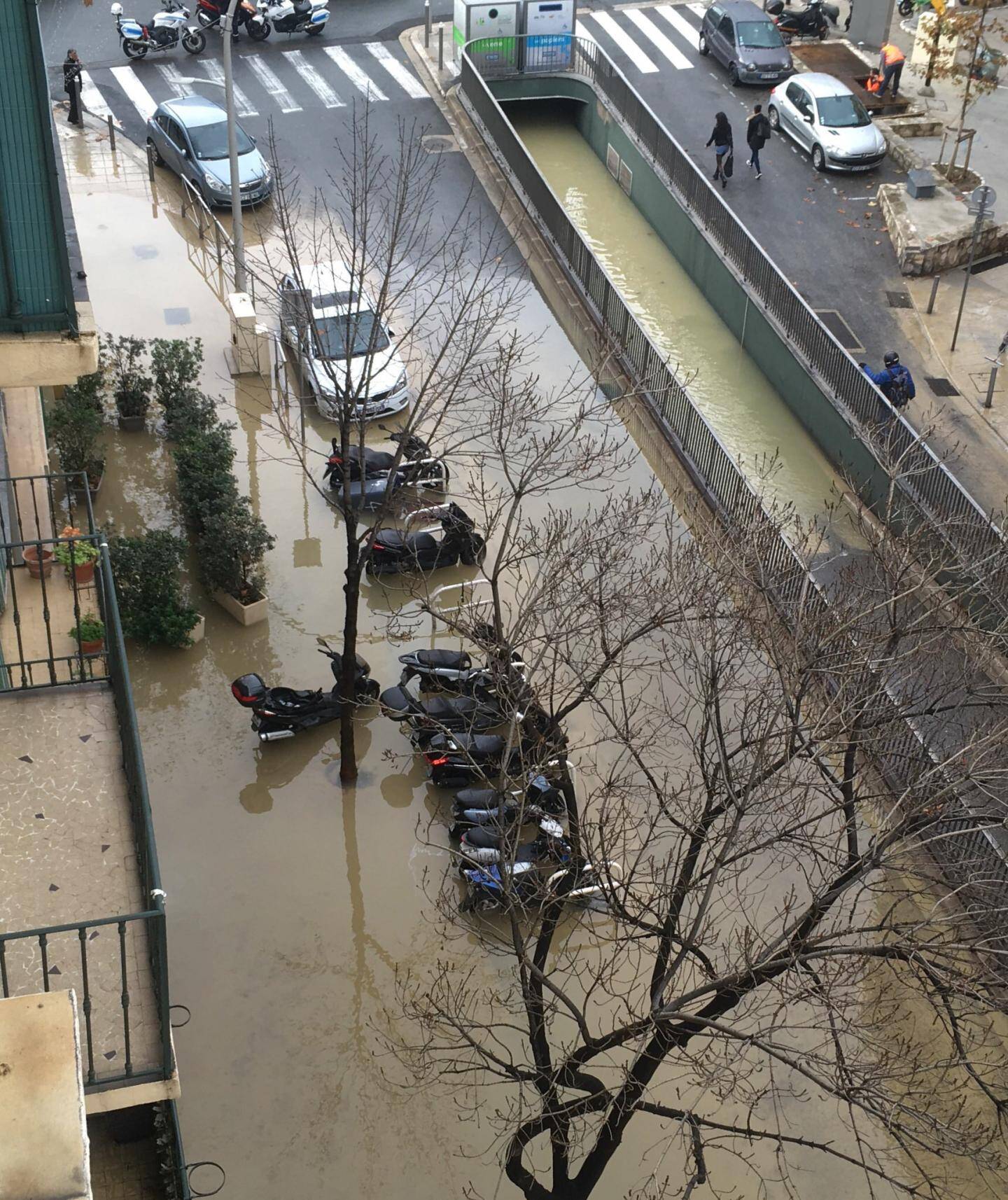 PHOTOS. 11 images de la spectaculaire inondation en plein cœur de Nice ...