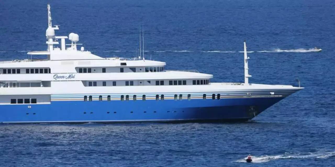 Quel est cet énorme yacht qui voguait au large de la Prom' mercredi ...