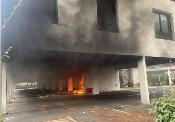 Une Explosion Entendue Des Voitures Incendiées Et Un Policier Blessé