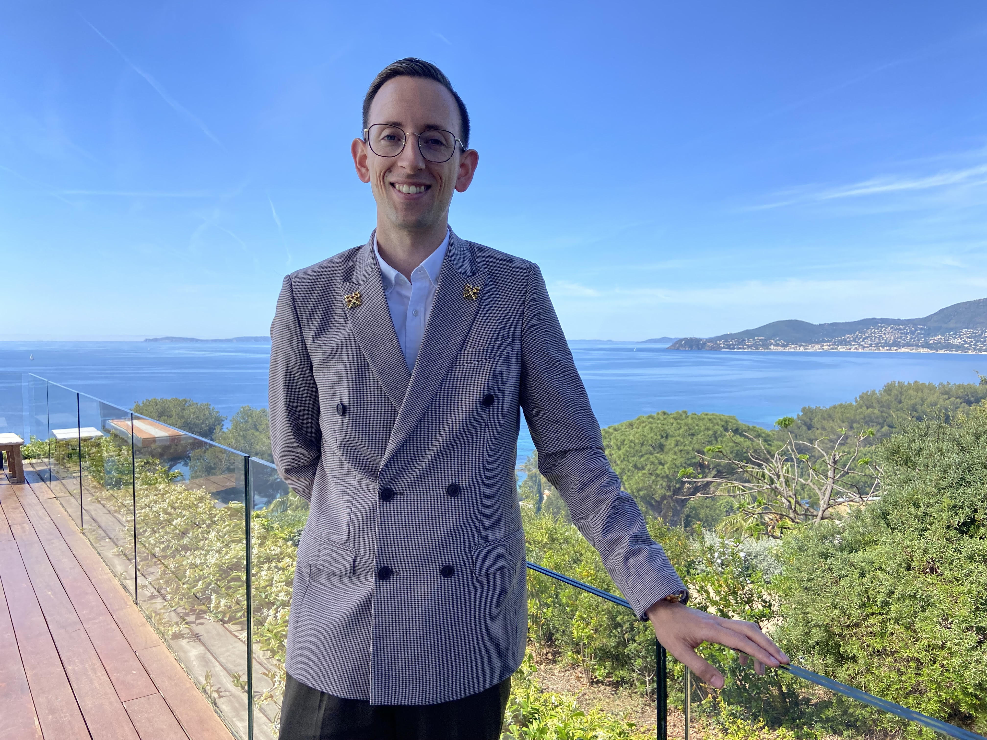 Sacré "Clefs d'or", ce jeune chef de la conciergerie d'un hôtel de luxe ...