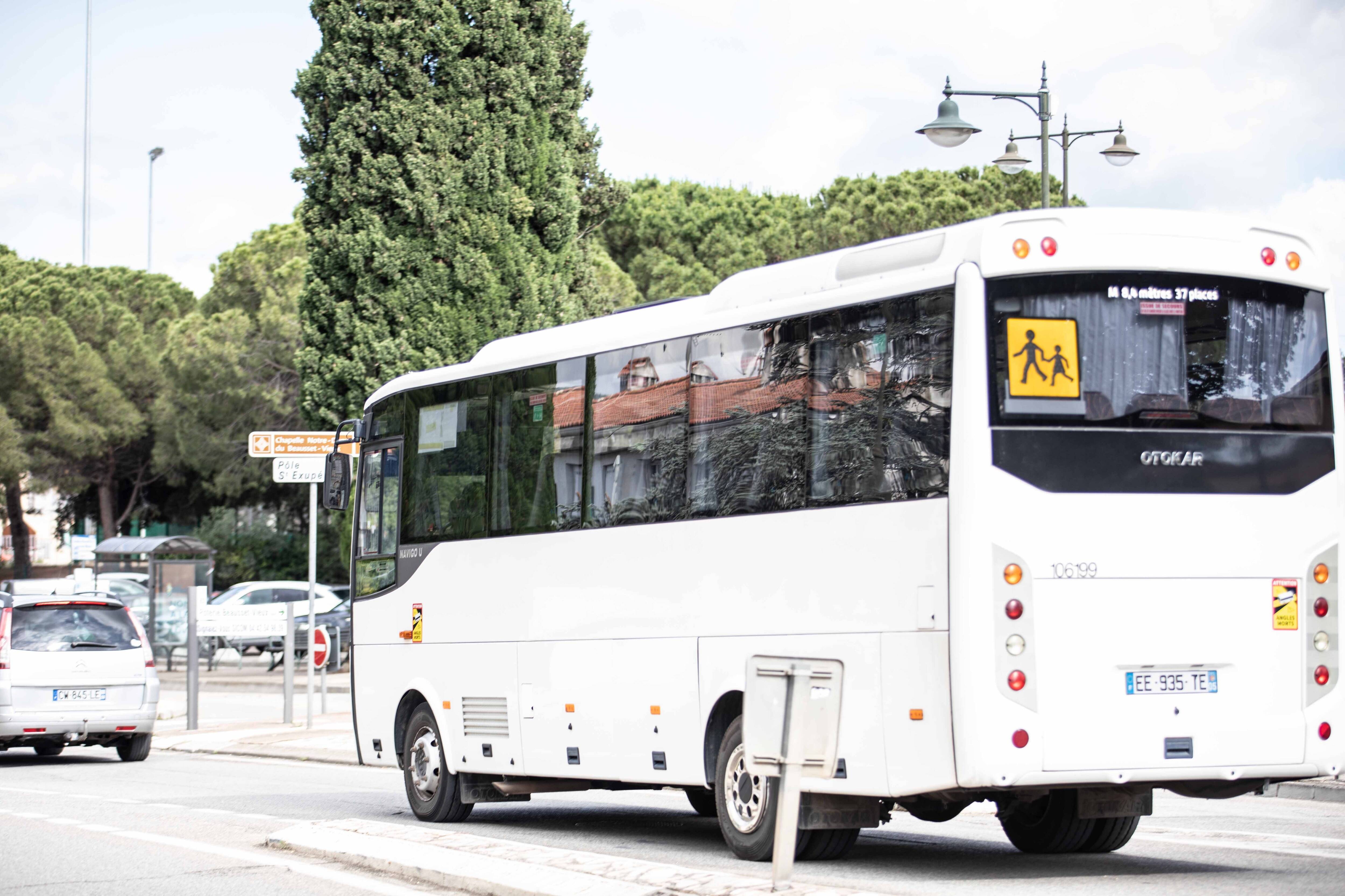 "J’ai cru qu’on allait tous crever", le car scolaire se retrouve les ...