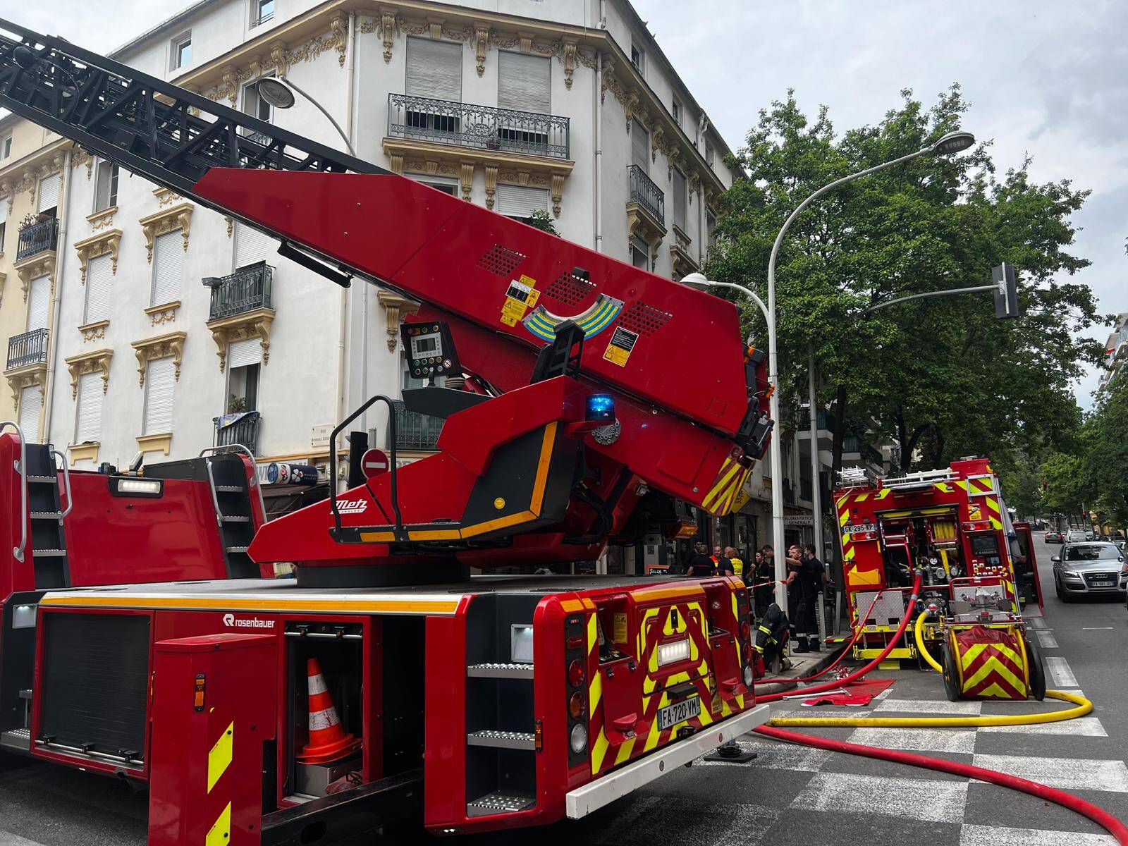 Feu d’appartement à Nice: les pompiers sécurisent le bâtiment - Nice-Matin