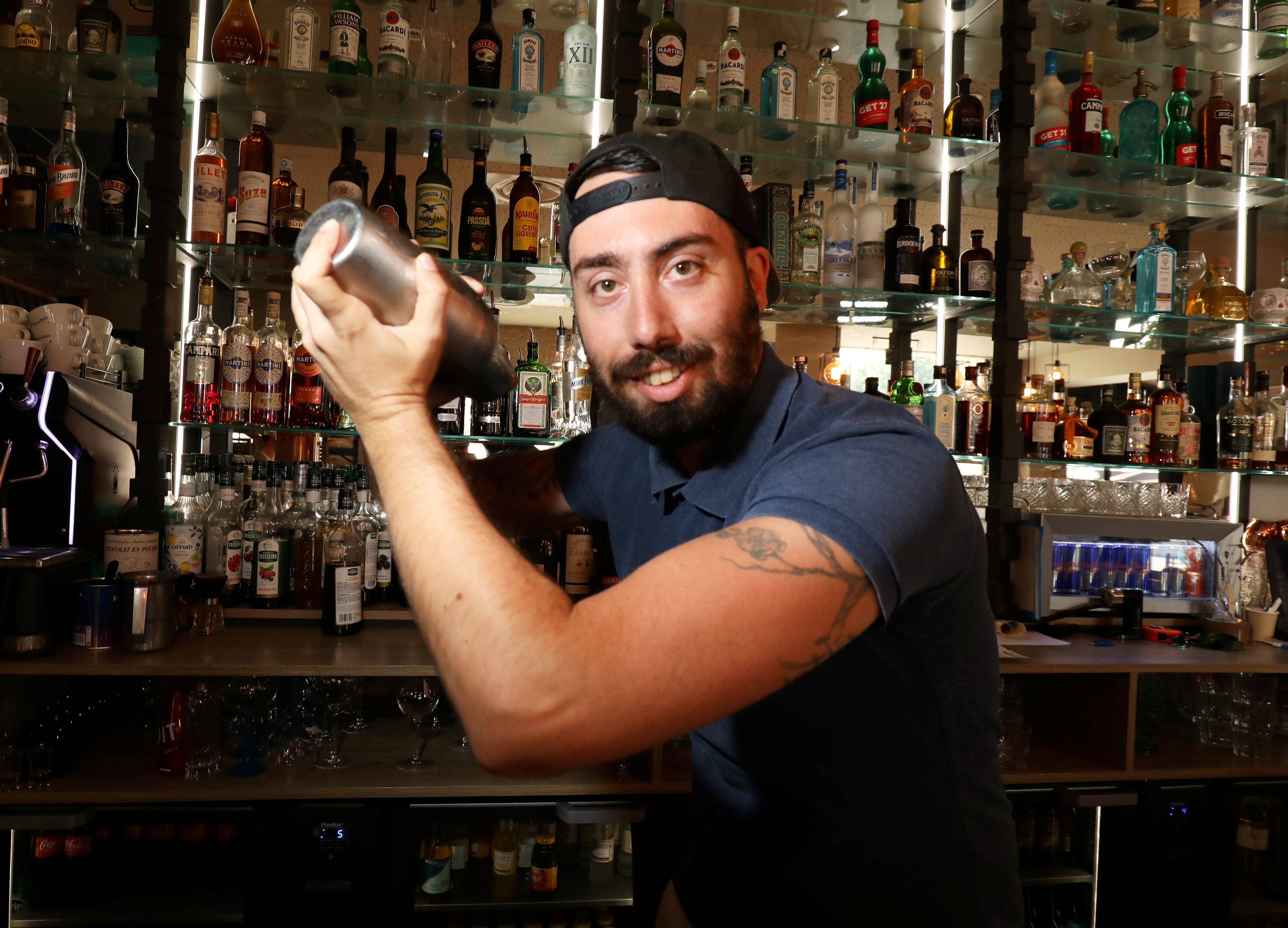 Rencontre avec Yoann Peffer, le barman qui remixe les classiques à ... Rencontre avec Yoann Peffer, le barman qui remixe les classiques à ...