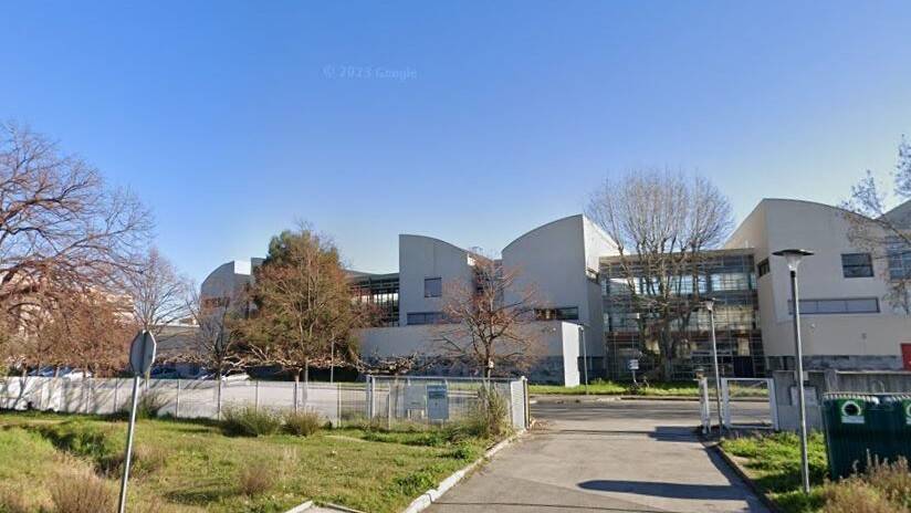 Avec son nouveau grillage anti-intrusion haut de deux mètres, ce ...