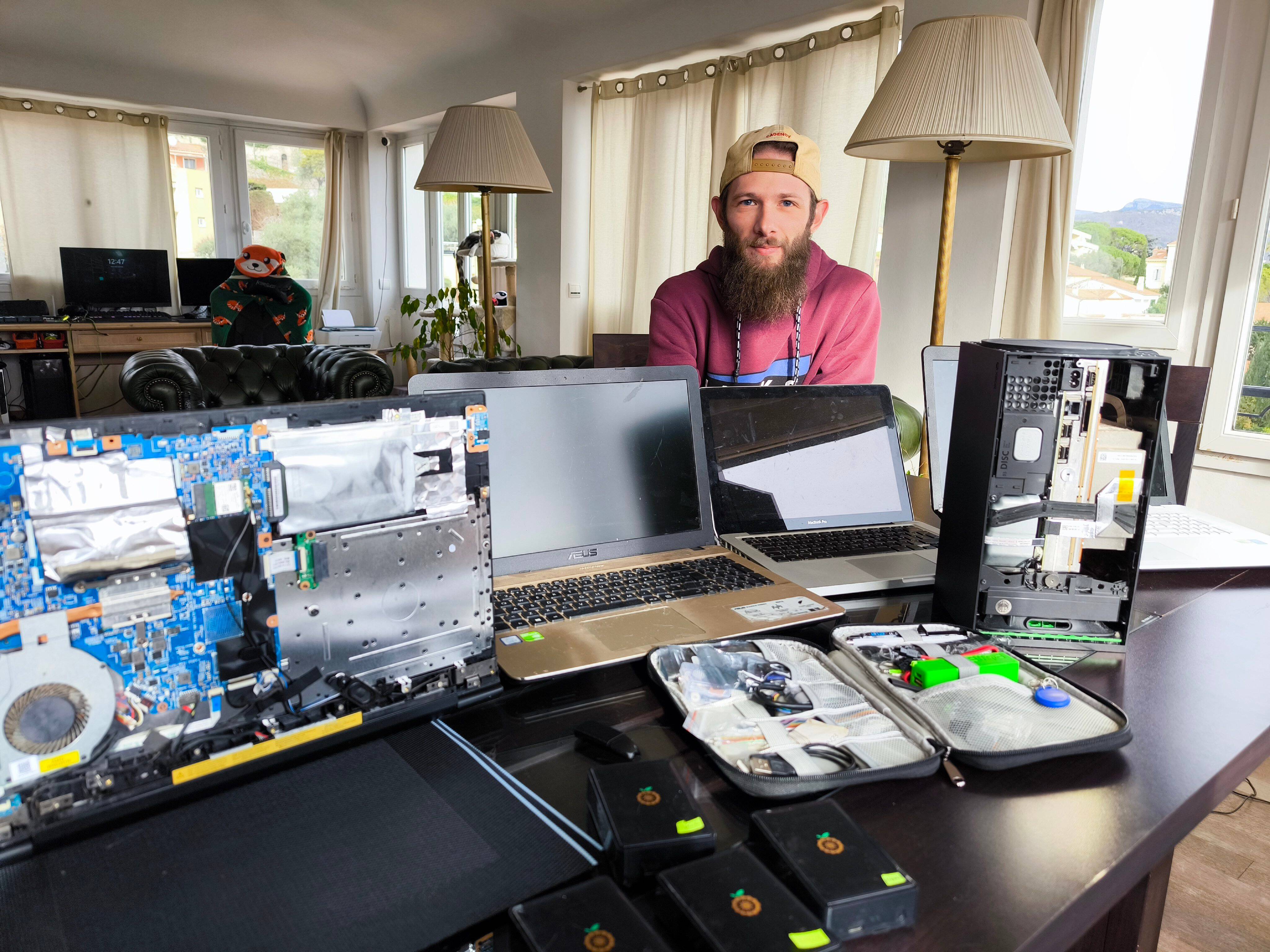 À Grasse, cet ingénieur informatique répare gratuitement les ...