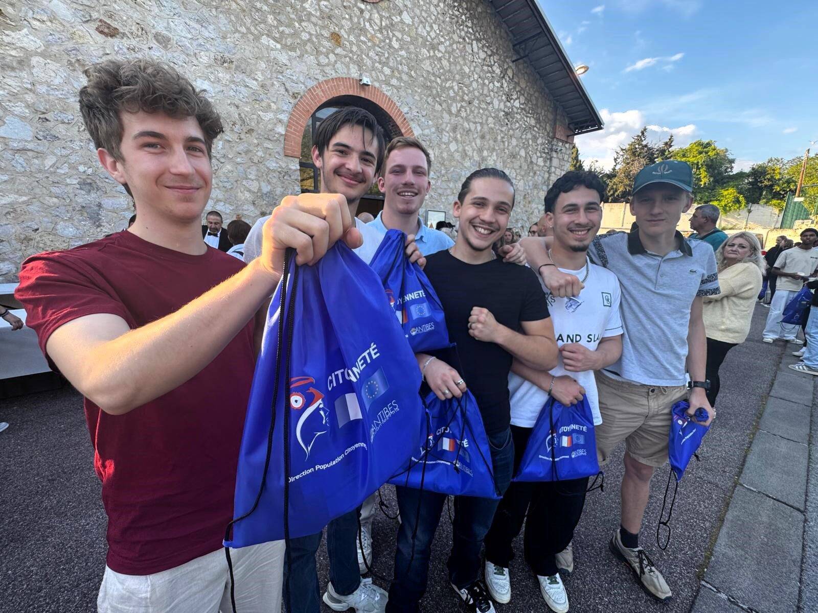 "Étape importante" ou "boycott de la République": à Antibes, les néo-citoyens livrent leurs ...