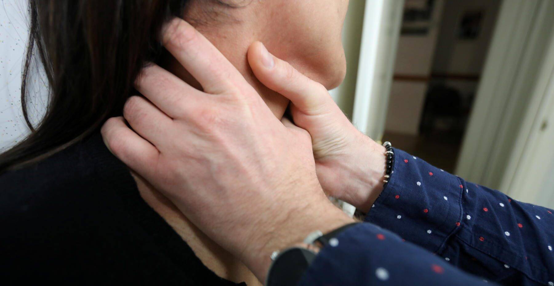 Il étrangle son épouse pour la faire taire et lui faire perdre ...