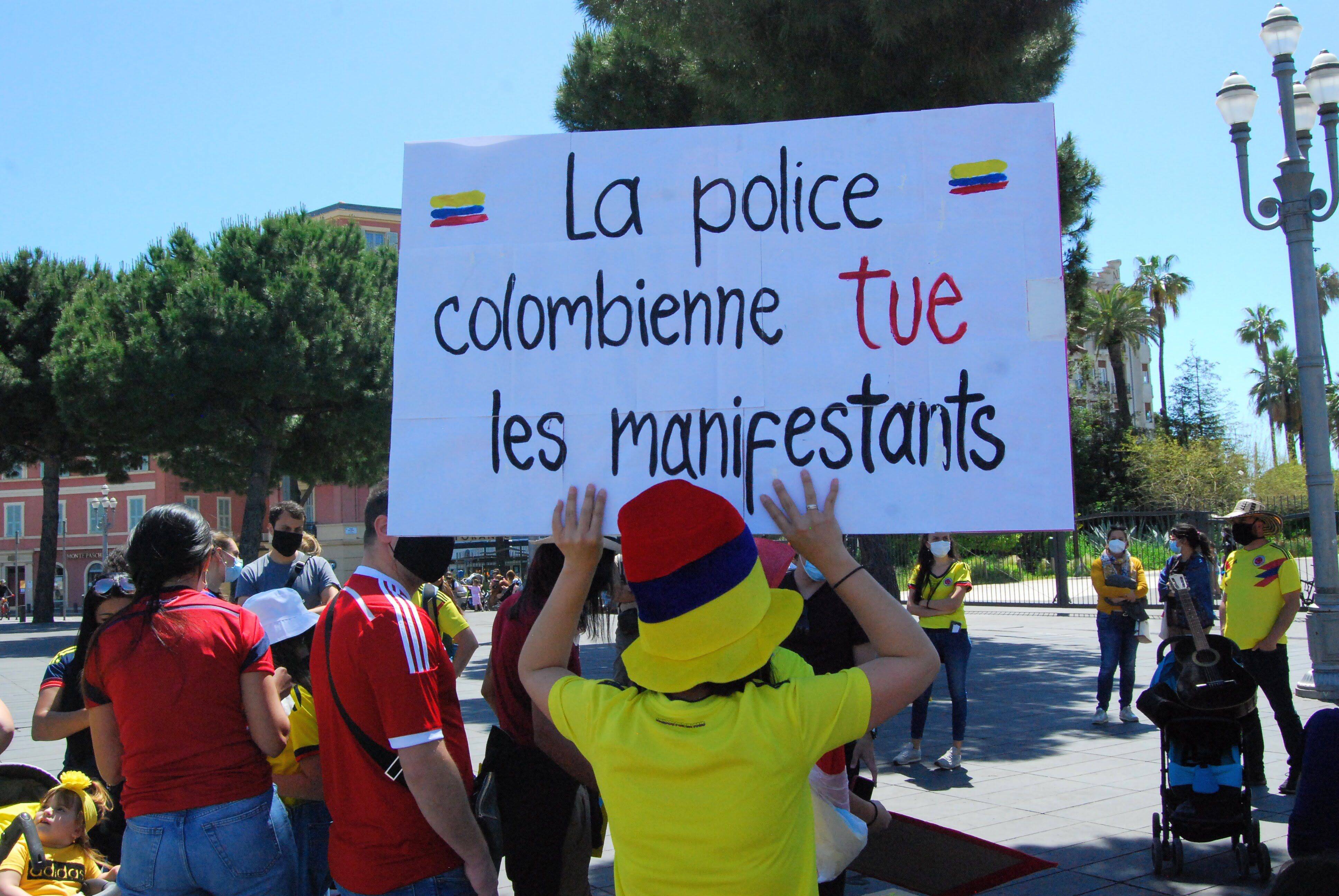 "Même loin, on pense à vous". À Nice, une centaine de personnes se sont ...