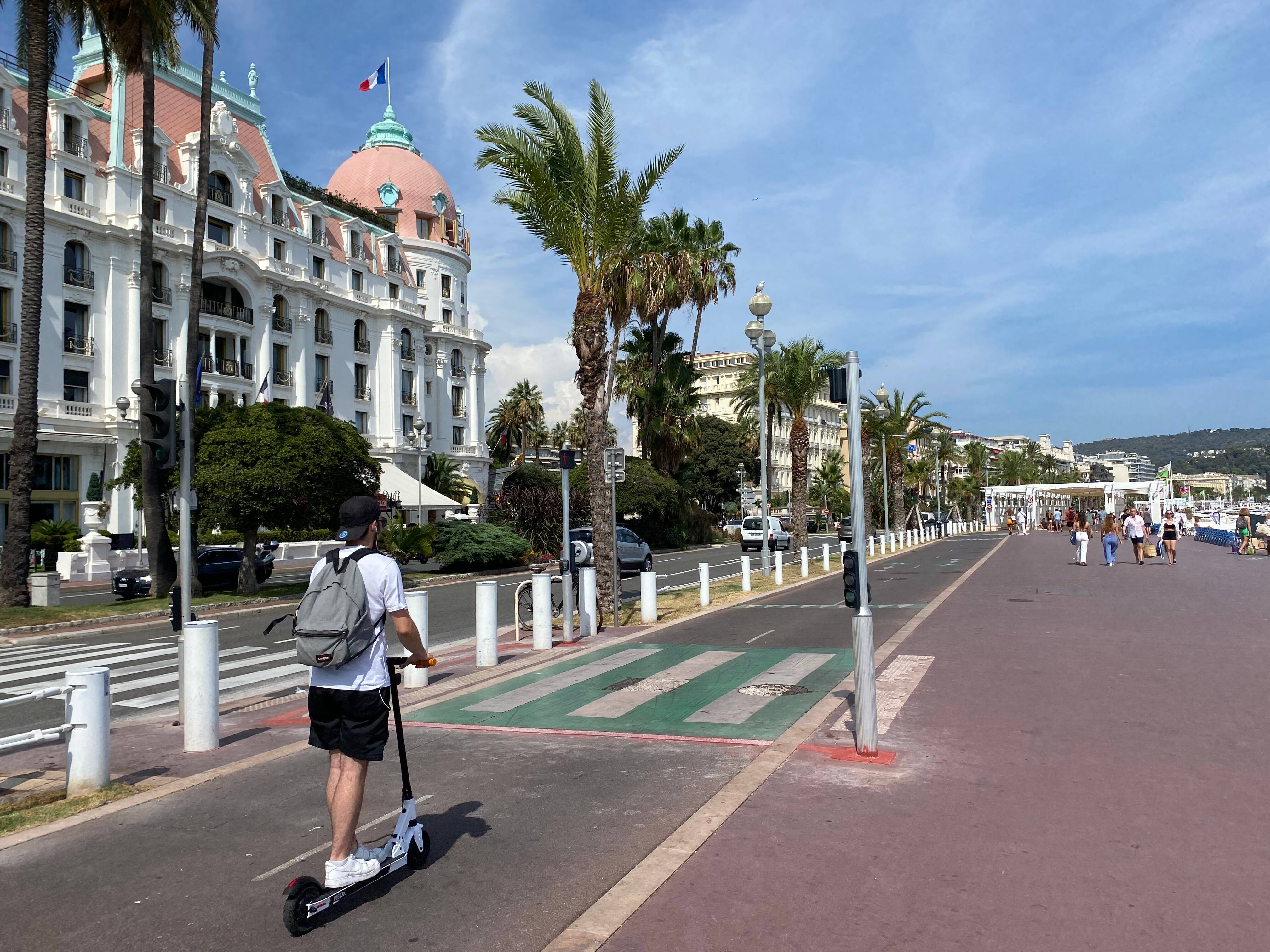 Un premier feu tricolore installé sur la piste cyclable de la Prom ...