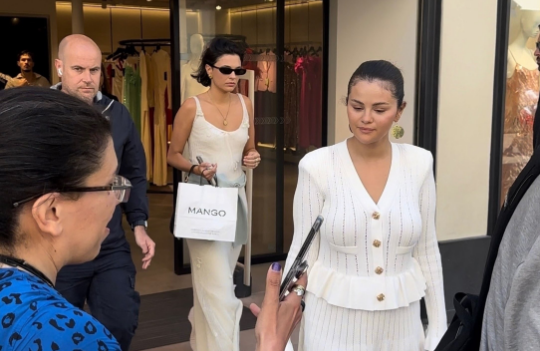 Selena Gomez en virée shopping à Cannes ce vendredi, avant de présenter "Emilia Perez" de ...