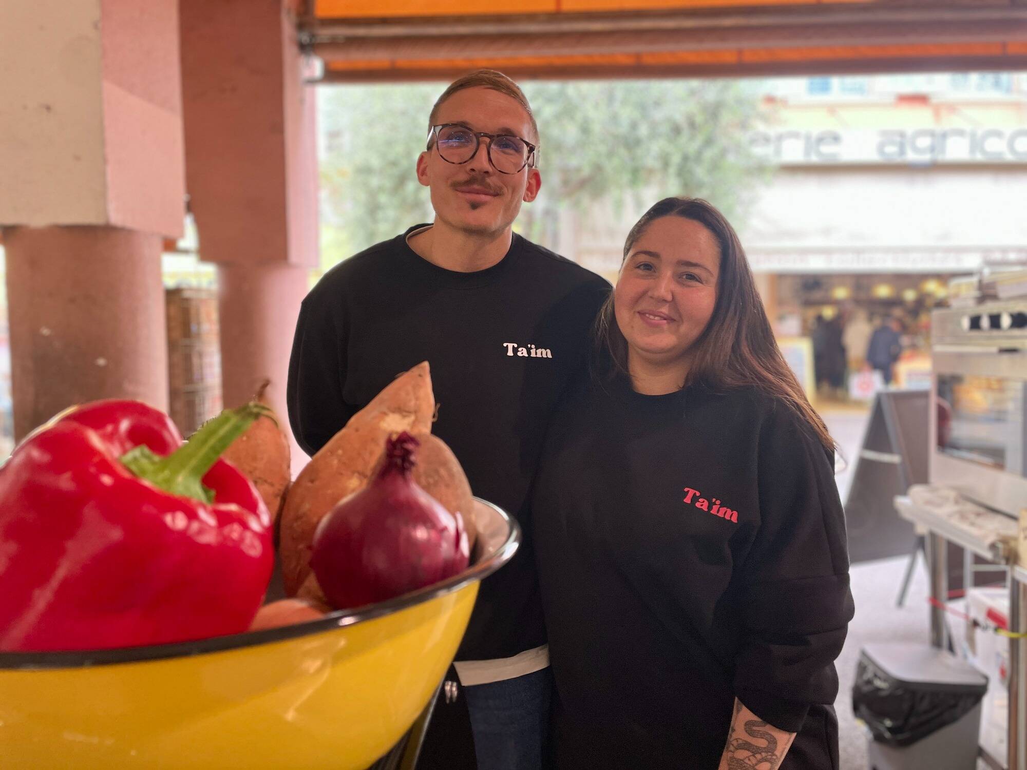 Taïm, joyeux comptoir comme à Tel Aviv sur le marché Forville de Cannes ...