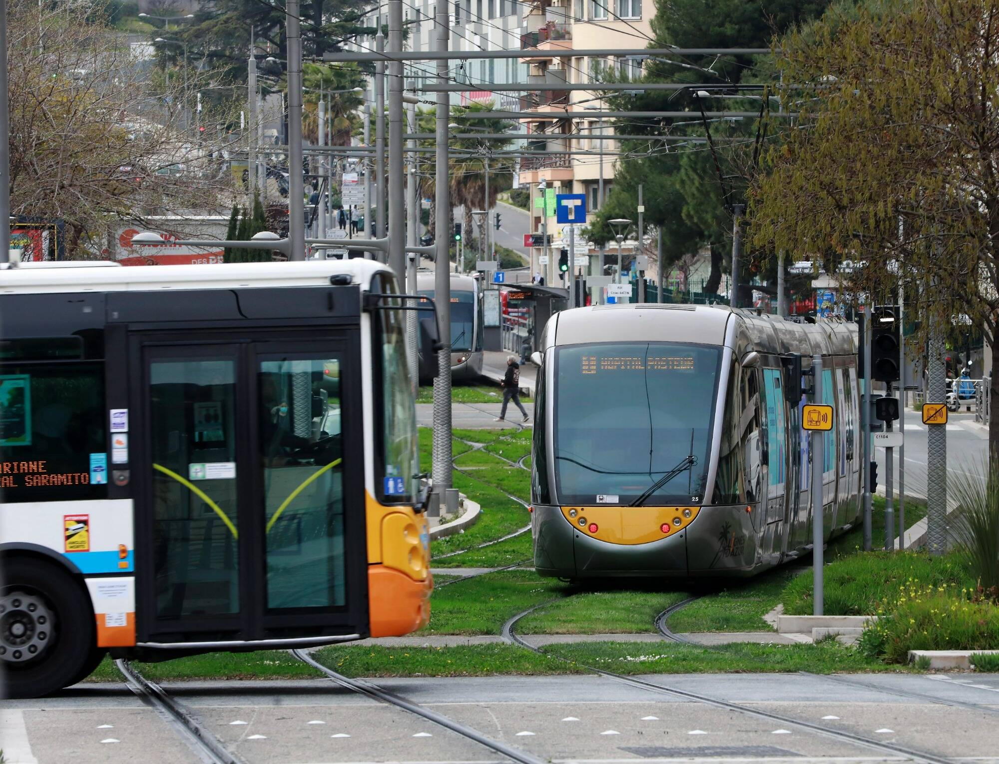 Pourquoi Lignes d'Azur continue-t-elle d'arroser le gazon des voies du ...
