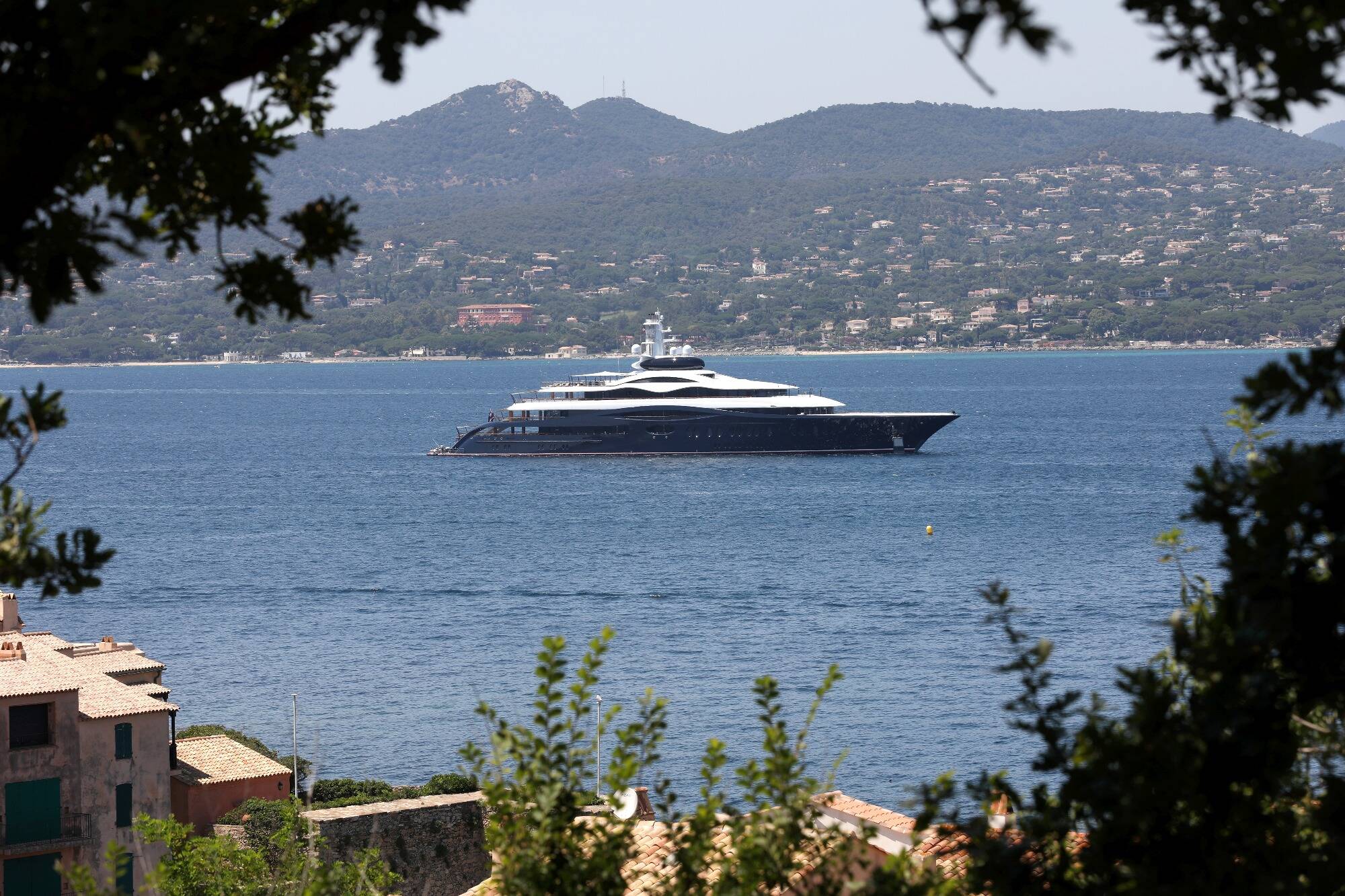 Le yacht de Mark Zuckerberg aperçu dans la baie de Saint-Tropez - Nice ...